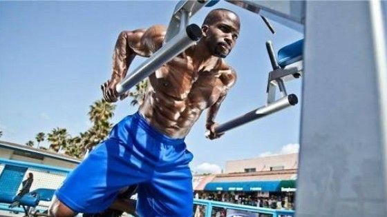 锻炼胸肌,虐胸肌双杠臂屈伸,负重你们能做几个!