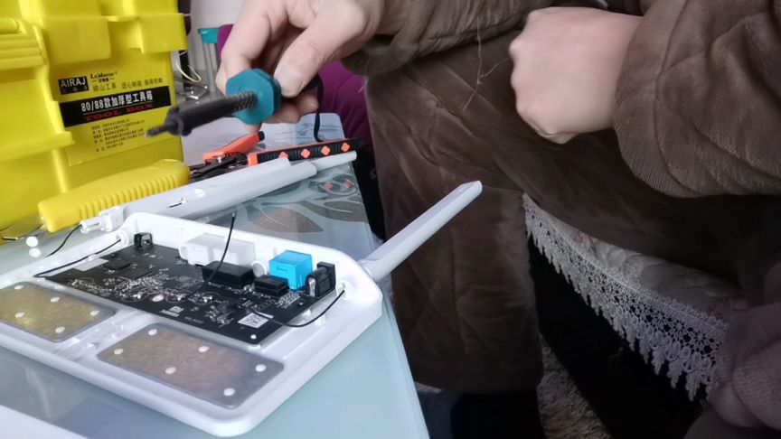 不能上班的日子,就在家捯饬东西,路由器天线坏了,能修好吗?