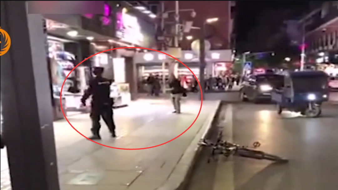 闹市开枪,警察全是教科书式执法,机智的哥助力