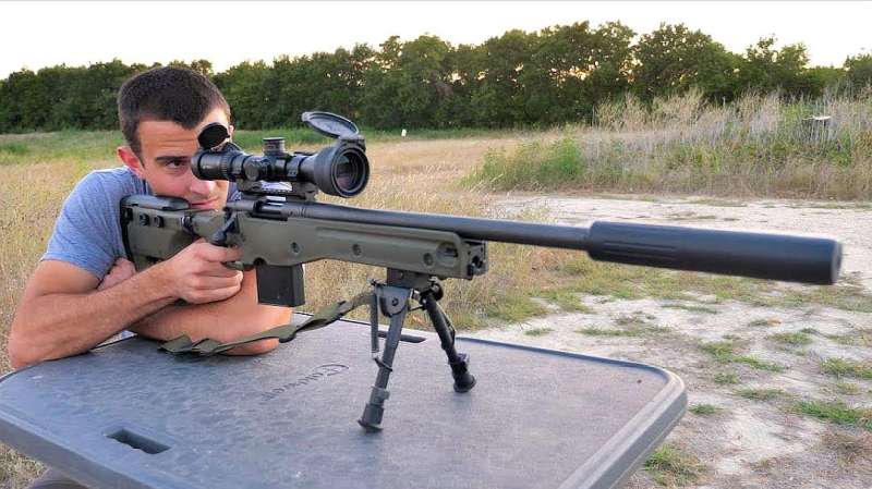 从狙击枪的瞄准镜里看1000米外景物,会是什么效果?狙击手不容易