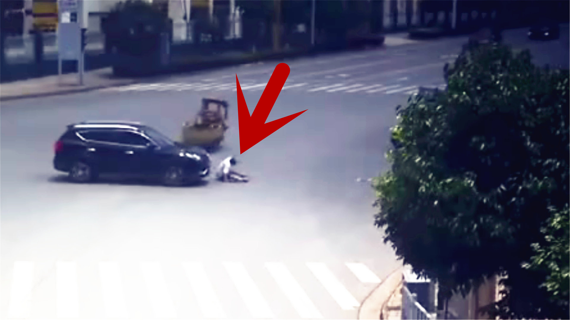 监拍:电动三轮车过路口“无视”红灯不减速 驾驶人被撞断8根肋骨