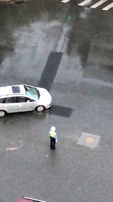 好警察,大雨中坚持指挥交通,全声都湿透了,ߑ