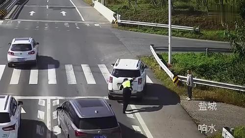 车辆故障无法启动,交警:"我来推"!