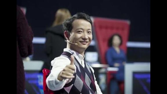 崔万志:从残疾人到千万富翁,他不抱怨,靠自己。