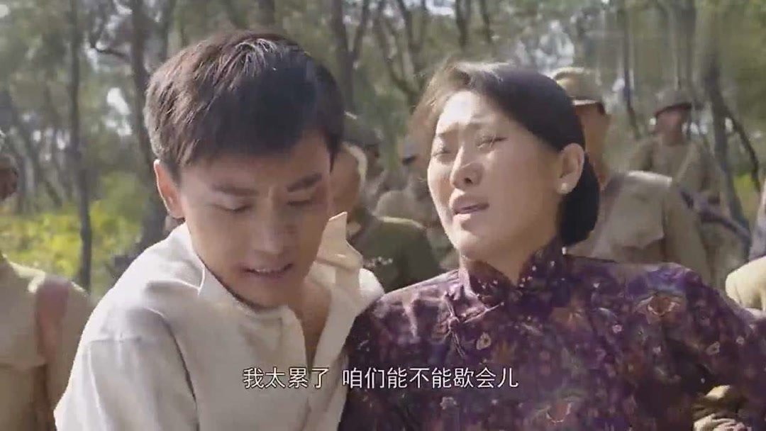 鬼子逼迫怀孕妇女给他们带路,孕妇肚子疼的晕倒在地,简直没人性