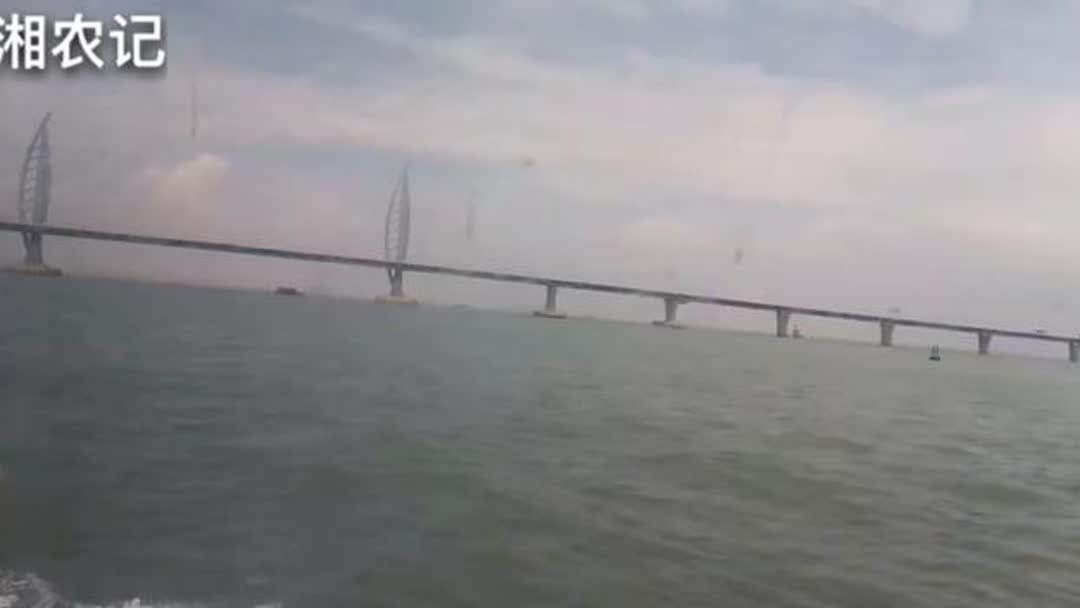 海面上实拍港珠澳大桥,犹如一条巨龙,插入云霄