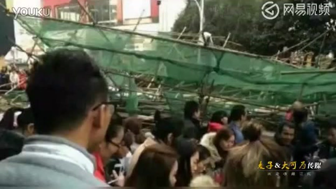 监拍四川绵阳步行街脚手架倒塌 市民一声喊救了十余人!