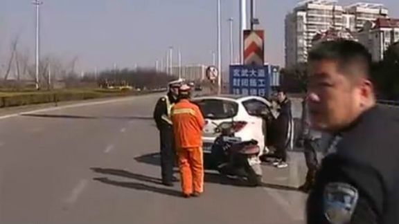 刹车不灵 电动车追尾小汽车