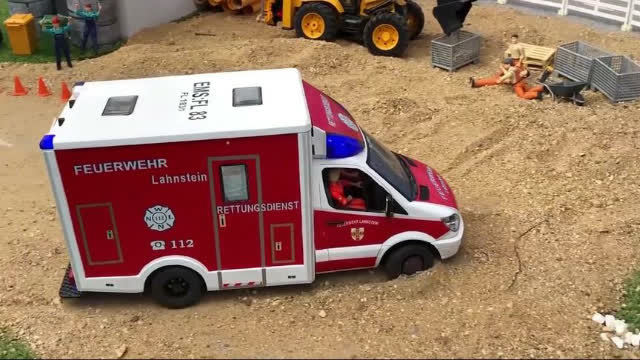 建筑工人被东西砸伤了一起来救援