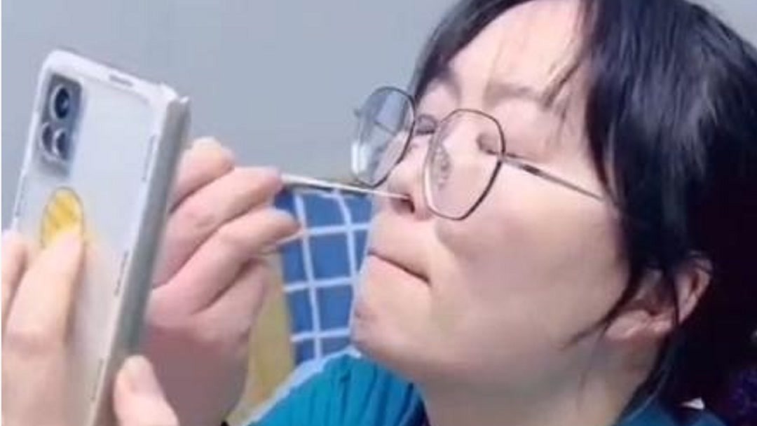 医者仁心!医护人员用自己练习鼻拭子采集 ,避免被采集者痛苦