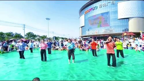文案:泡在水里的夏天 心情:夏天的快乐
