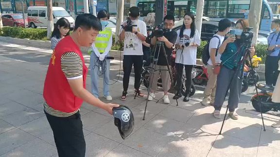 金钟罩爱心头盔现场交警记者做宣传#一盔一带#安全出行#上热门