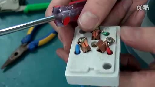 三脚插座接线及保险丝安装