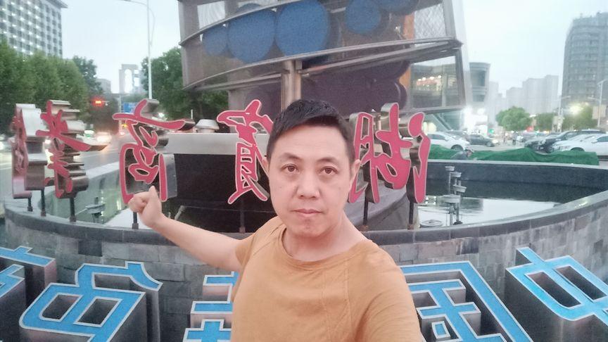 全长1.1公里的无锡湖滨商业街,餐馆酒店多如牛毛,离太湖很近了