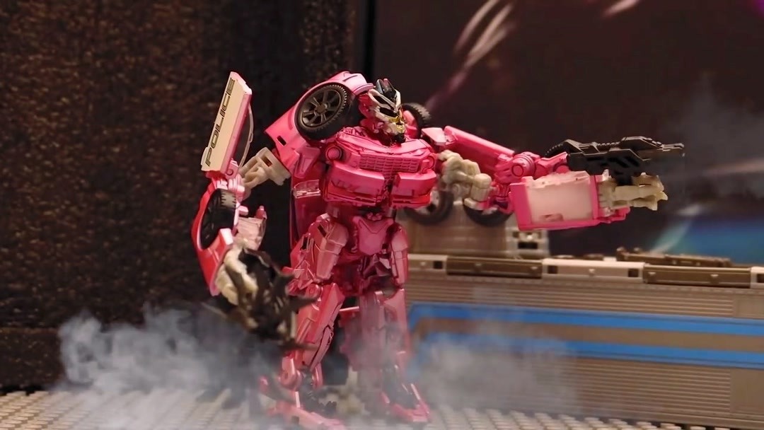 变形金刚动画!威震天,大黄蜂,汽车人和路障警车机器人玩具!