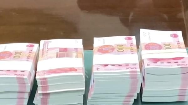 的哥捡到乘客遗落的20万元现金报警:失主肯定很焦急