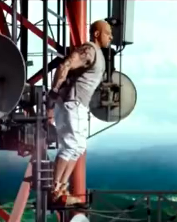 要看个电视容易吗,从信号塔上面直接往下跳