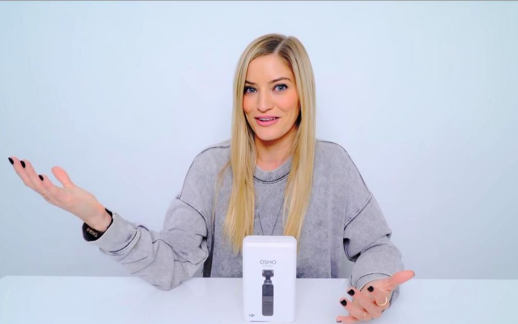 外国妹子开箱大疆灵眸OSMO口袋云台,大赞创新又好用!