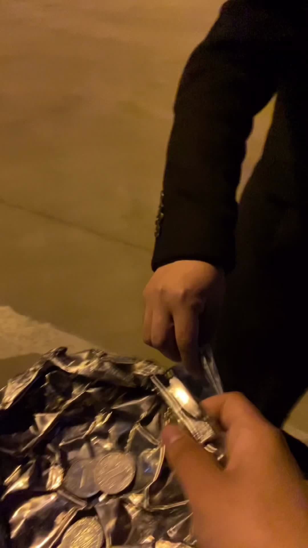 现在的人怎么一点时间观念都没有?也不看看现在都几点了#硬核的乞丐