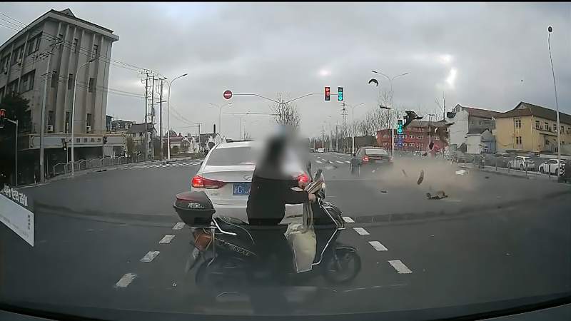 上海电动车闯红灯瞬间被撞飞 记录仪拍下惊恐一幕