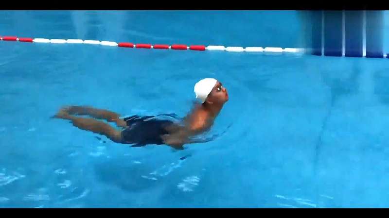 游泳教学:初学者老掌握不好换气的时机怎么办