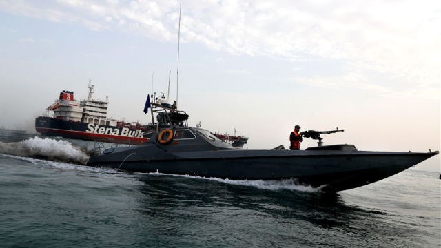 伊朗动手了,再次扣押一艘油轮,谁吓唬都不好使