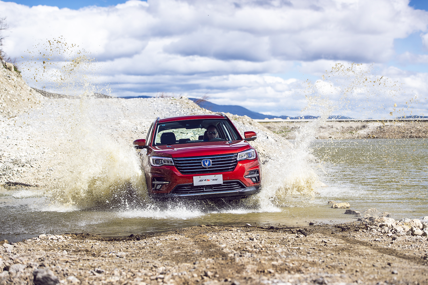 长安CS75后胎扎爆了 全尺寸备胎能不能前后互换呢?