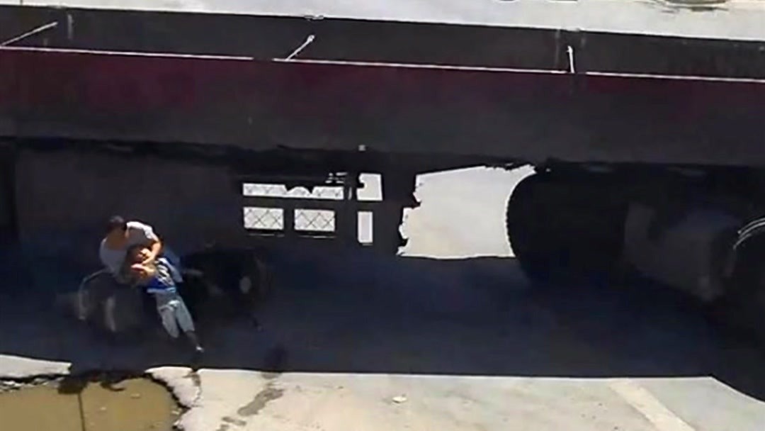 惊险虎口脱险!女子骑电动车与大车相撞抱娃跳车