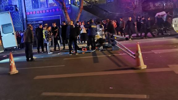 三少年共骑一辆美团共享单车发生车祸 一死两伤