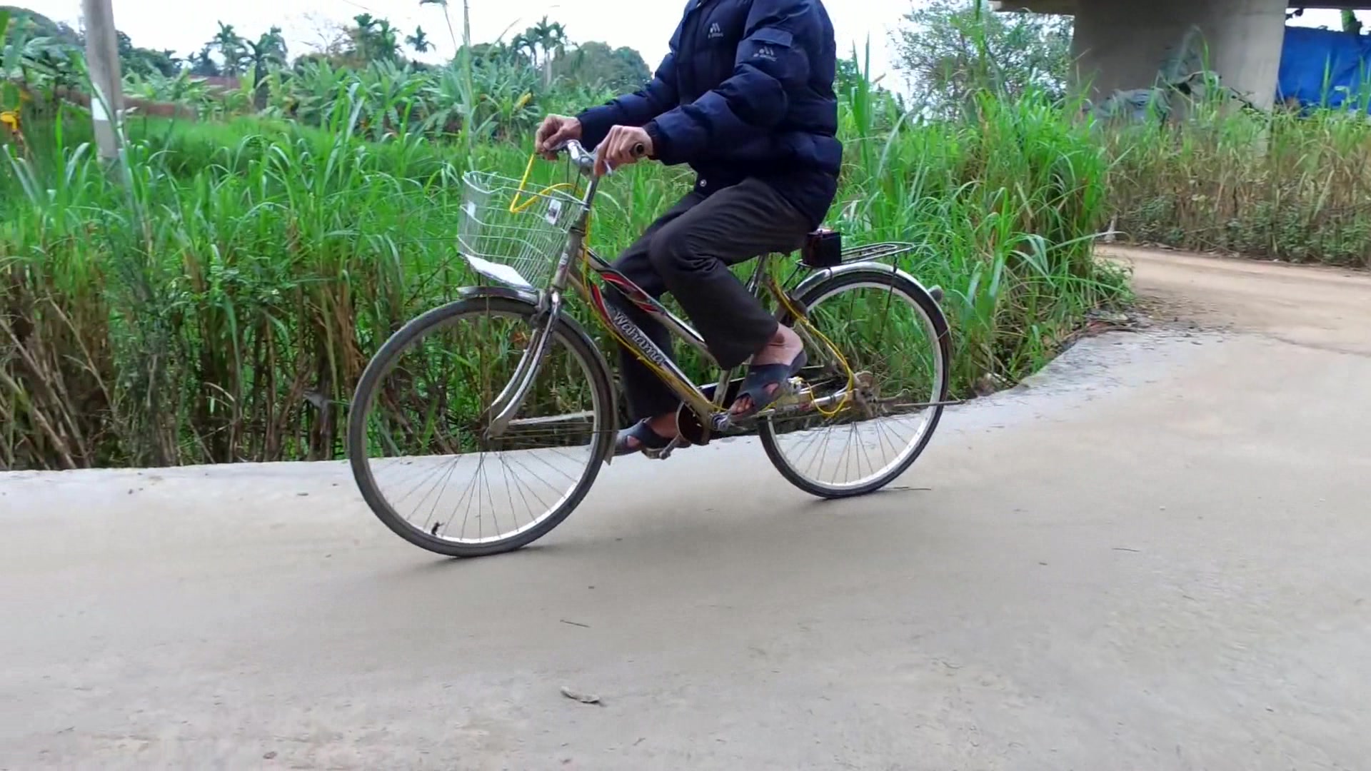 瞧民间大叔,如何使旧的自行车秒变电动自行车?看完你也会