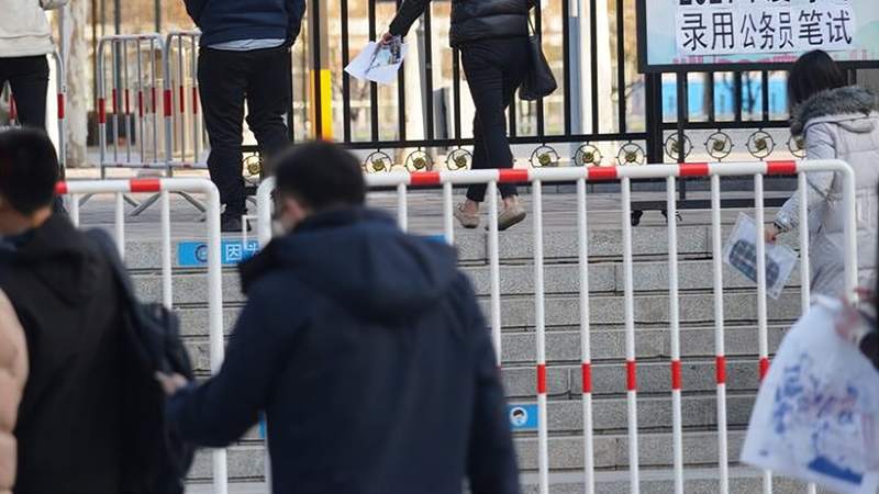 20余省份今举行公务员省考,应届生有更多机会