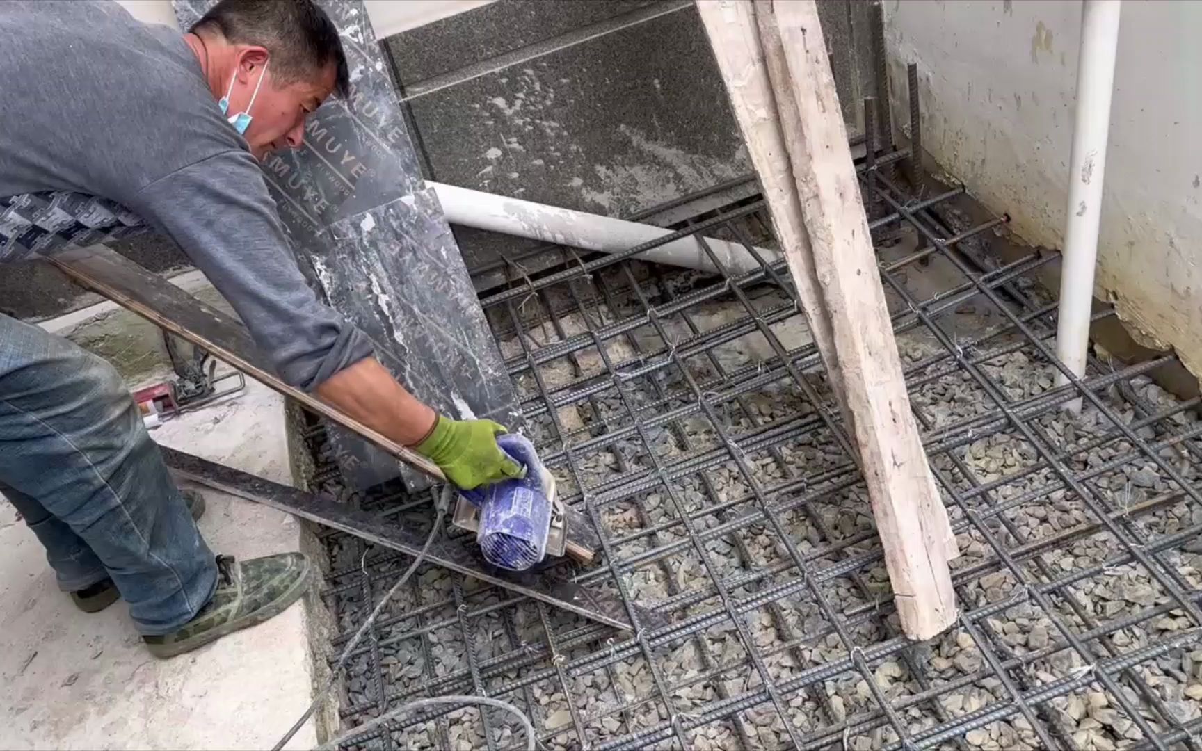 扎钢筋,装模板,浇筑地面层