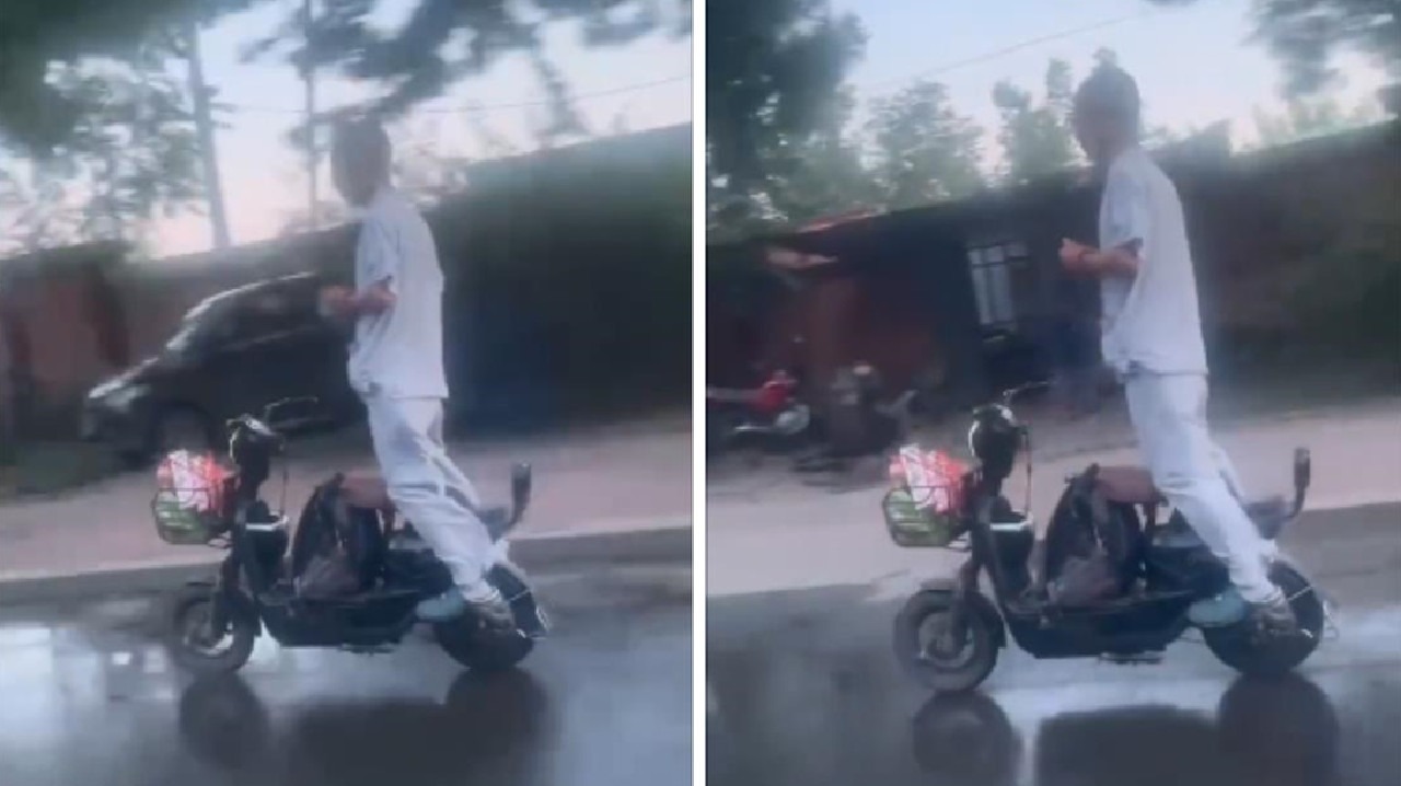 大爷手捻佛珠站着骑电动车,一个动作更是让人捏把冷汗