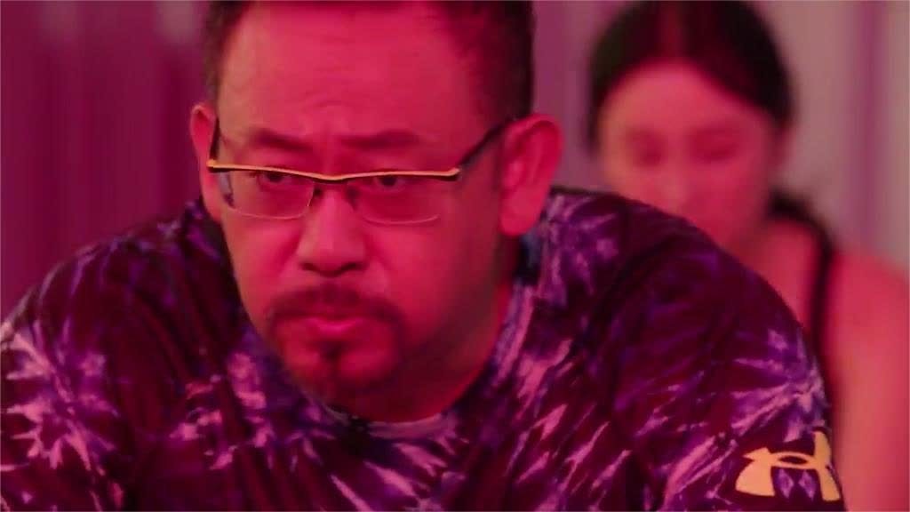 小幸福:大叔健身房骑动感单车,旁边全是美女,找对地方了