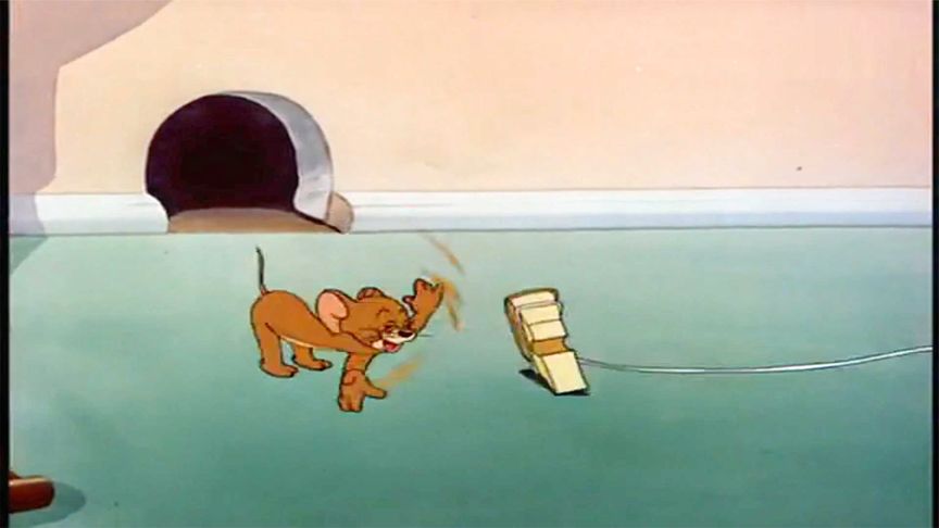 猫和老鼠:杰瑞反应太快,不仅让汤姆赔了奶酪,脚都被砸扁了!