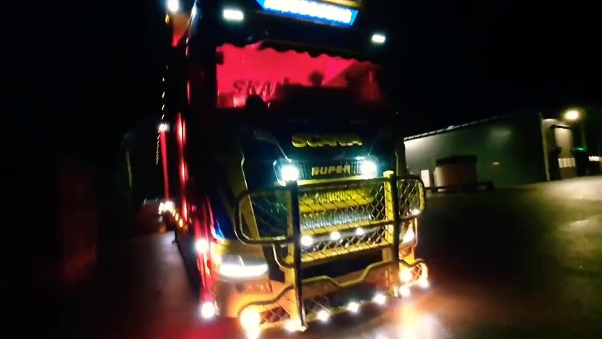 妹子与她的斯堪尼亚卡车,里面的灯饰真漂亮