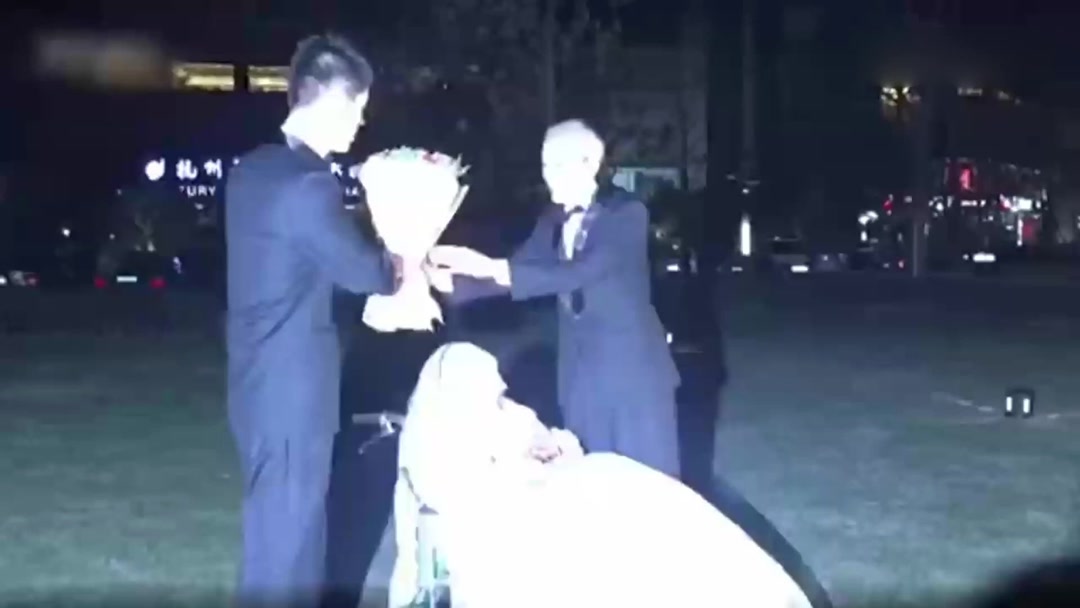 情人节最温暖告白! 84岁老人包下整楼示爱老伴