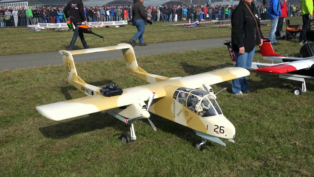 令人爱不释手的微缩模型:外国航迷放飞固定翼飞机