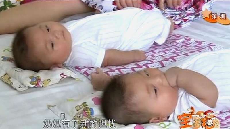 双胞胎宝宝长得一模一样,性格却相差很大,太可爱了!