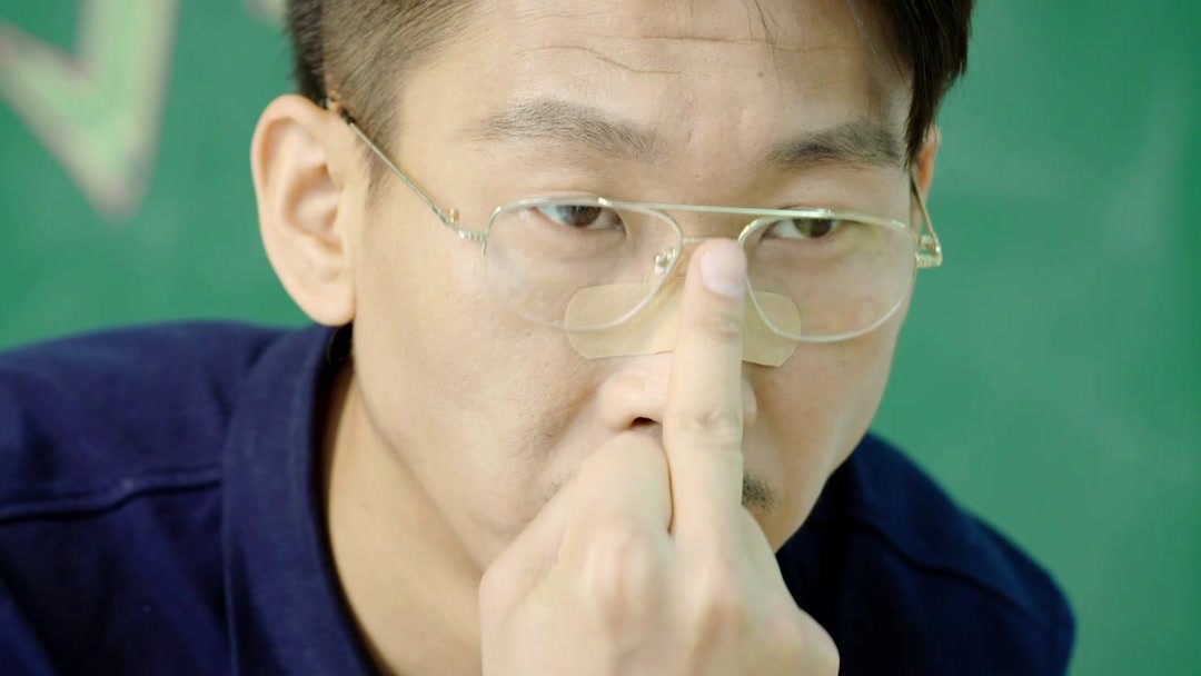 班主任开学第一天喊错名字 李德亮在全班闹笑话