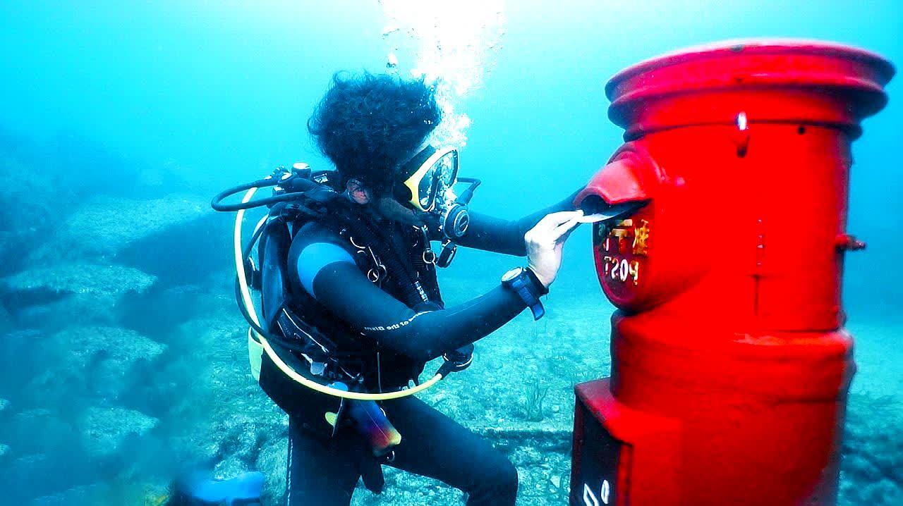 日本奇葩水下邮筒,寄信需潜水30英尺,每年寄出38000封信!