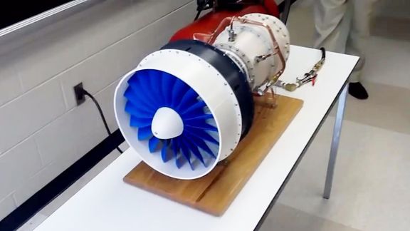 3D打印技术造出来的飞机发动机模型,通电启动试试看