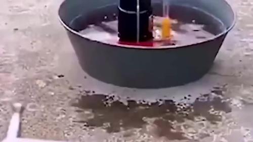 农村大叔发明的不用插电的抽水泵,眼前一幕,我要为大叔!