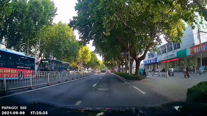 不能这么超车啊孩子,那个角度上来真看不见你啊#行车记录仪