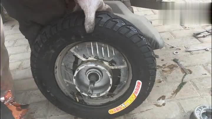 电动车真空胎打气漏气充不起来怎么办?10年老师傅教你一招搞定!