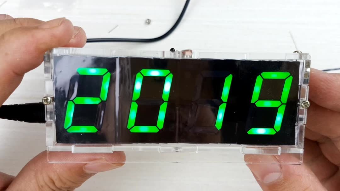 仅用60个零件,组装出来一台数字电子时钟,进来看看过程是这样的