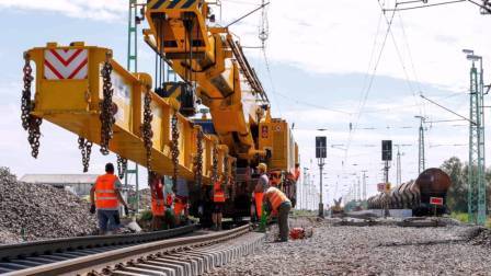 英国超强“铁路起重机”,重128吨,跑起来跟飞一样!