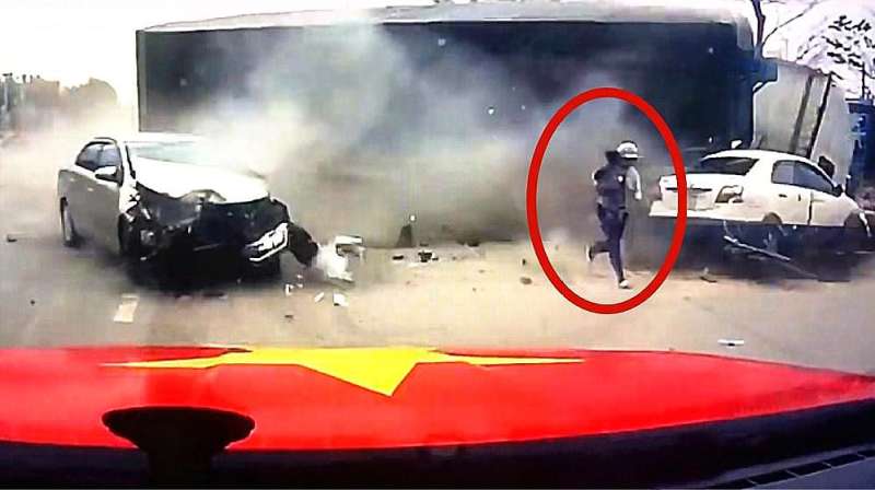 实拍:重型卡车失控撞车 母亲抱娃快速逃离上演神躲避