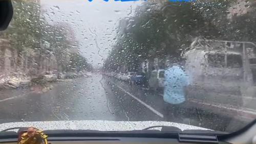 女司机不按套路出牌,下雨天练车不会开雨刷器,还把教练气的怀疑人生