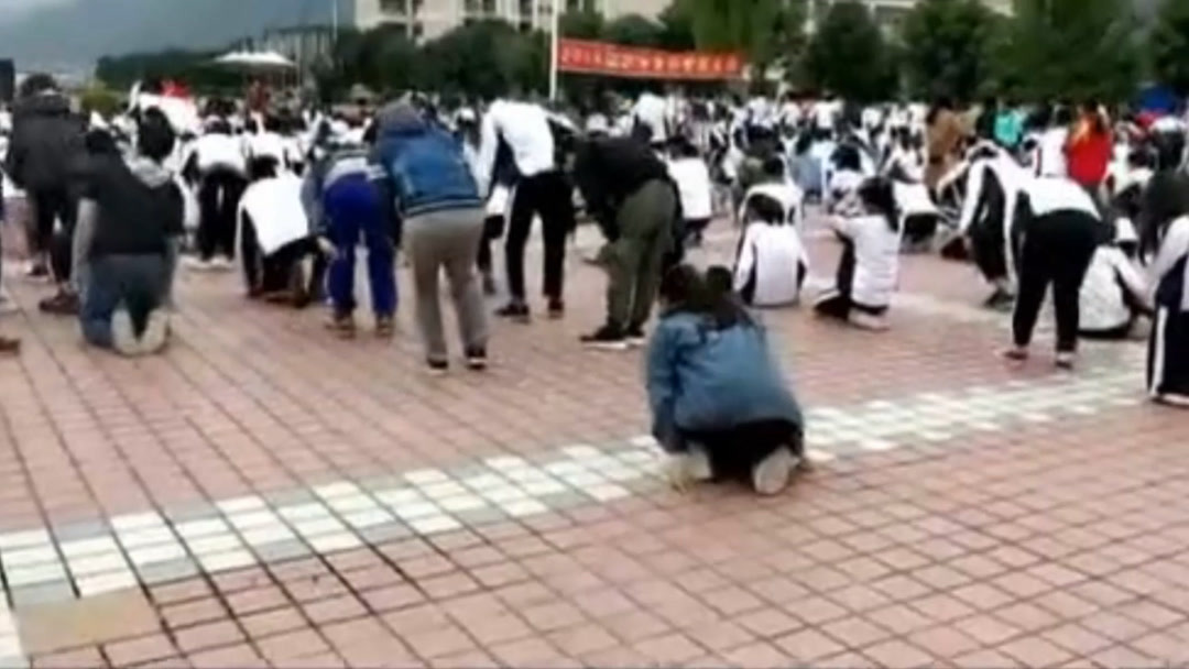 高考誓师大会引争议 学生广场下跪十多分钟